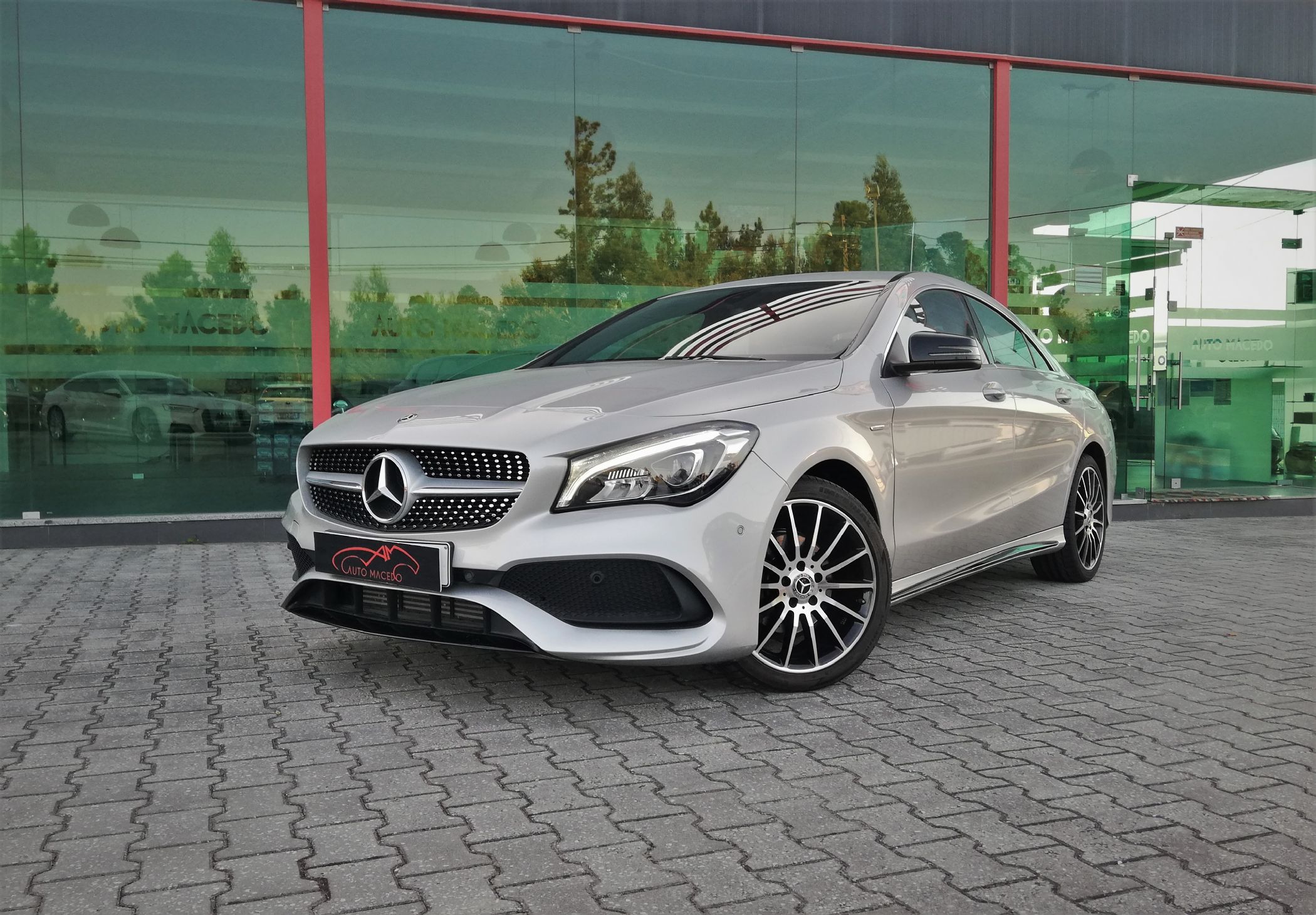 Mercedes Benz CLA 180 White Art Edition. Kit Exterior AMG - Usado para ...